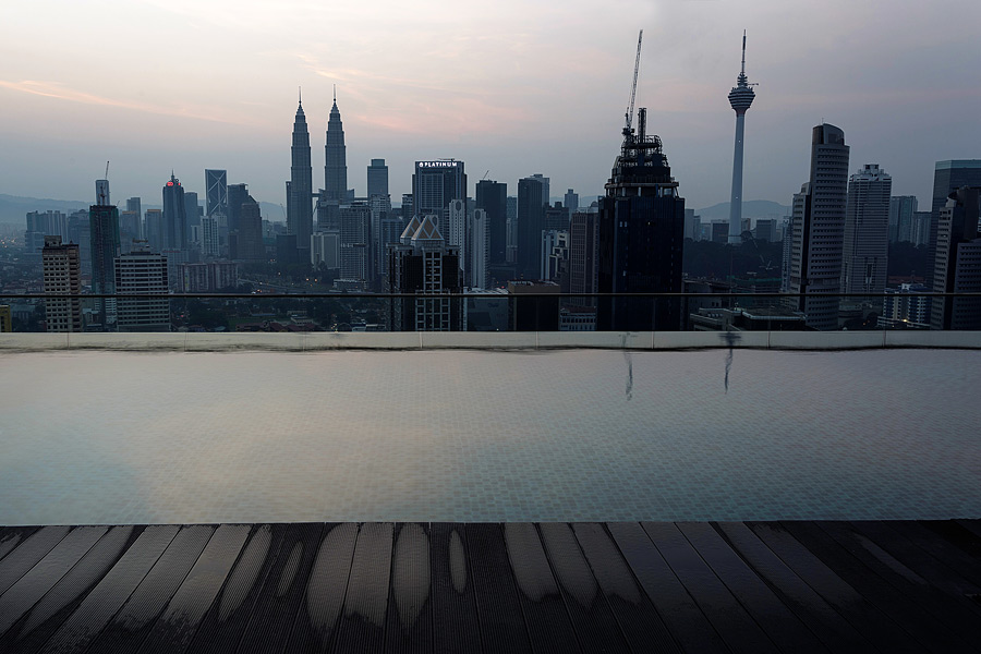 Kuala Lumpur from the infinity pool, Malezija - Popotniški blog ...
